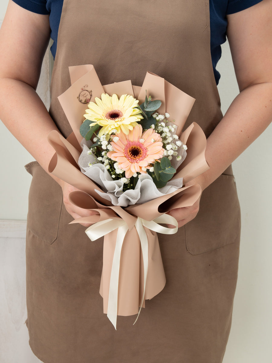 Double Daisy | Gerbera Daisy Hand Bouquet With Baby's Breath – Flower Sugar