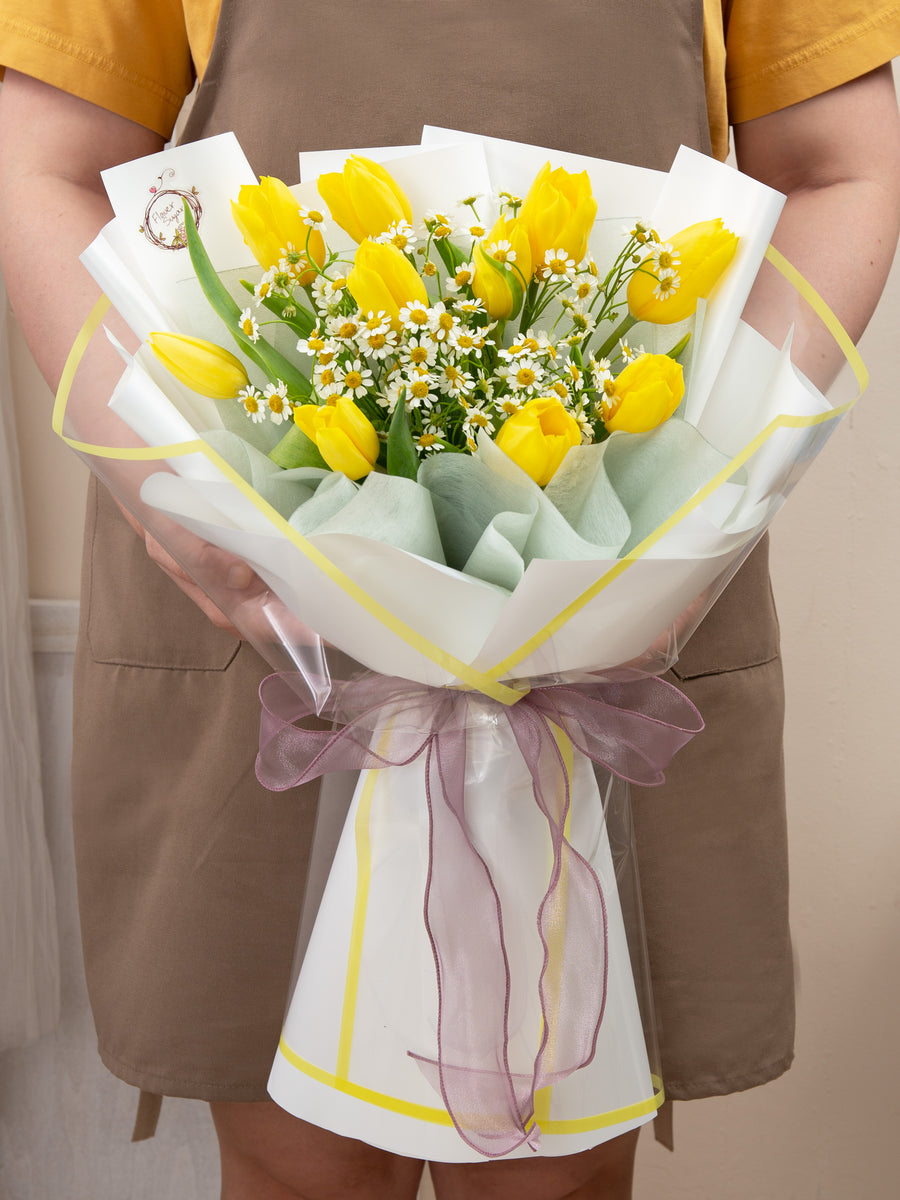 Adore Daisy | Yellow Tulips Hand Bouquet With Chamomile – Flower Sugar