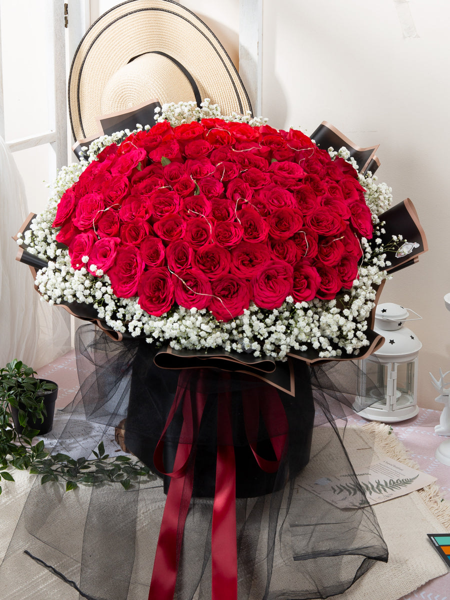 Love 99 | Hand Bouquet With 99 Stalks of Blooming Red Roses – Flower Sugar